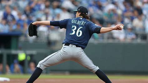 Garvers Homer Seals Mariners 2 0 Win Over Royals