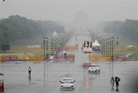 Delhis Temperature Drops Below 20℃ After Wettest October Day In 4 Years