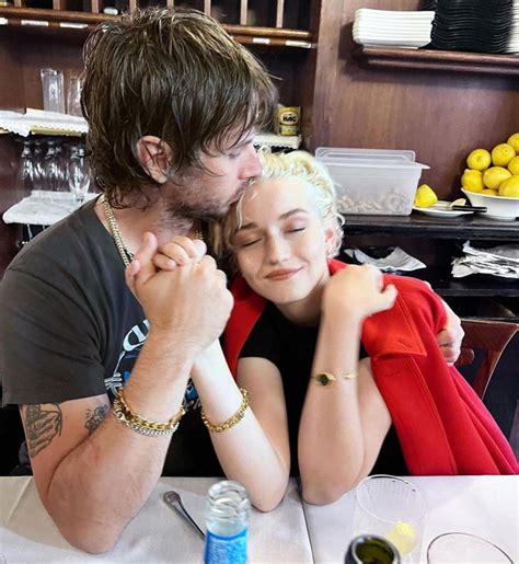 Julia Garner E Mark Foster Split After 6 Years Together