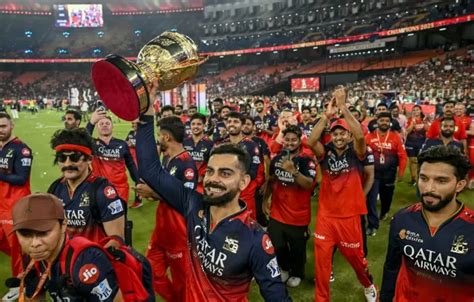 Virat Kohli Hd Wallpaper With Ipl Trophy 2025