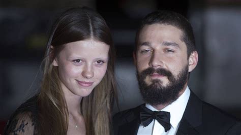Mia Goth Pede Divórcio Do Ator Shia Labeouf Meses Após Separação