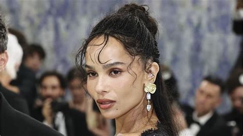 How Zoë Kravitzs Met Gala Look Hid Harry Styles Engagement Ring