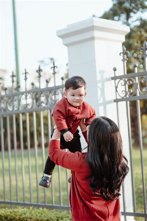 가족 감정적인 공원 귀여운 기쁨 낮 녹지 단란함 돌보다 라이프스타일 레크리에이션 모성 미소 봄 부모 사랑 사랑스러운 상호 작용 소중히 하다