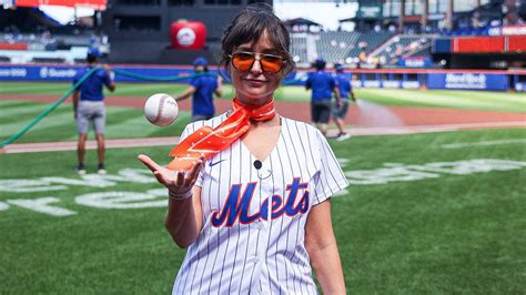 La Estrella De Atandt Milana Vayntrub Muestra Su Brazo Durante El Primer Lanzamiento En Un