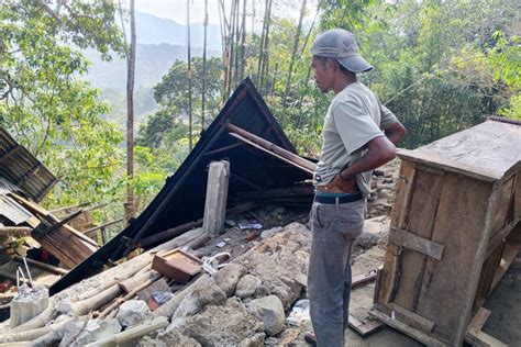 Indonesias 77 Magnitude Earthquake Death Toll Rises