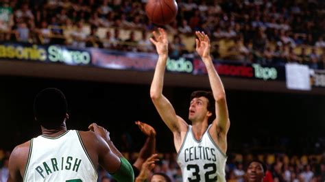Defining Moments Celtics Retire Kevin Mchales No 32 To Rafters Nbc
