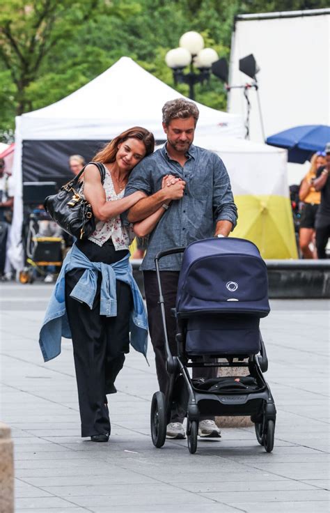 Katie Holmes Has A Zero Dollar Styling Trick That S Perfect For Fall