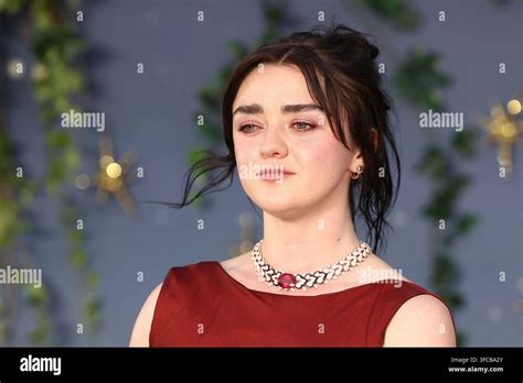 Maisie Williams Poses For Photographers Upon Arrival At The Premiere Of