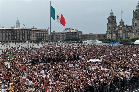 El Grupo De K Pop Surcoreano Bts Saluda A Más 50 Mil Fans En México