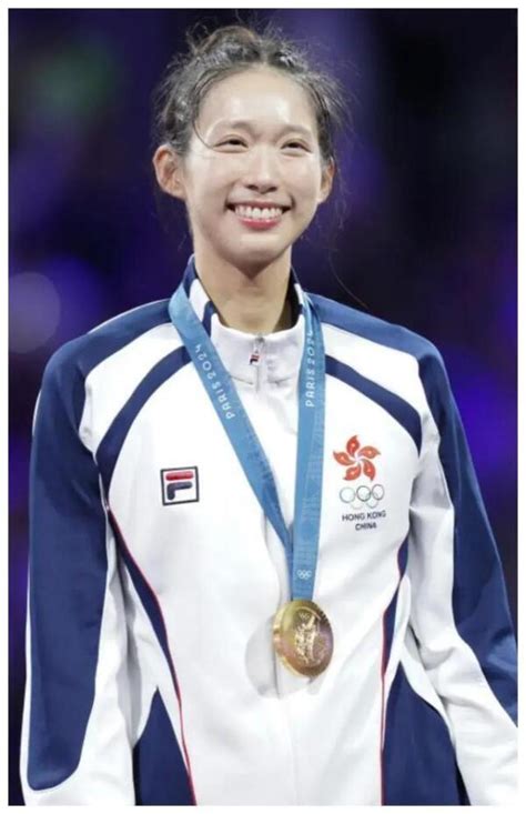 霍启山和霍震霆去看江旻憓击剑比赛！江旻憓拿到金牌，她像霍家人