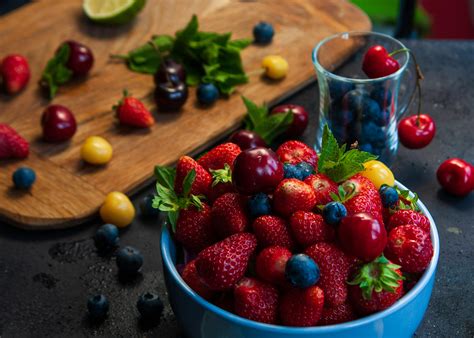 Flavorful 건강한 생활 건강한 식생활 고급 재료 과일 과일 그릇 과일 배열 과일 샐러드 녹색 빛깔 녹색 포도 다발 다이어트 다채로운 음식