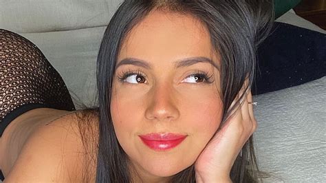 Aida Cortés Dejó Ver Su Retaguardia Al Lucir Vestido Con Transparencias