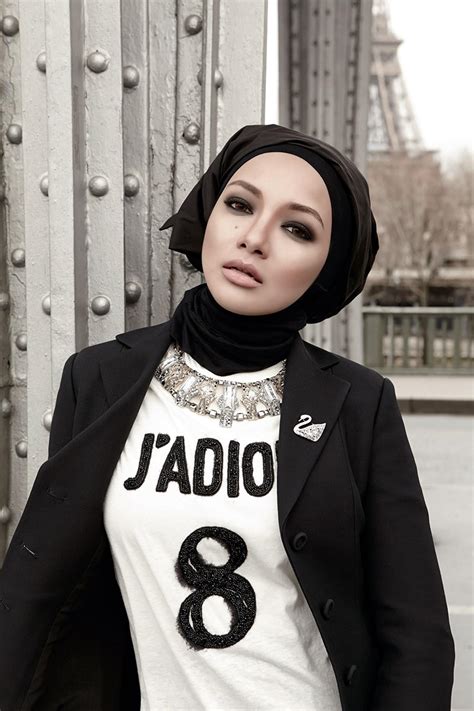 Neelofa Ikat Kontrak Bersama Agensi Model London