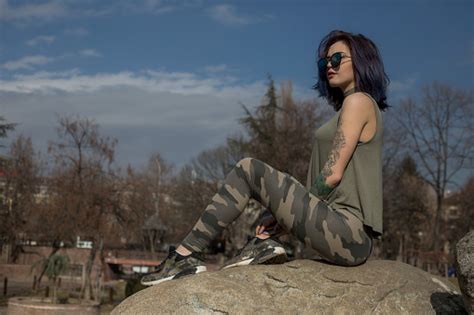 젊은 예쁜 여자 거리 근접 Hipster 초상화 패션 모델 선글라스 귀여운 길거리 사진 포즈 갈색 머리에 대한 스톡 사진 및