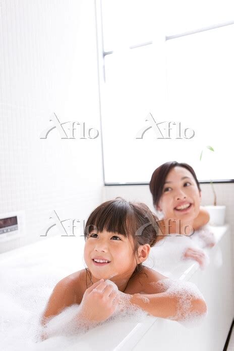 泡風呂に入浴する母娘 12095121 の写真素材 アフロ