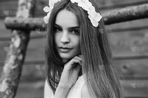 女孩爬梯子进了树屋