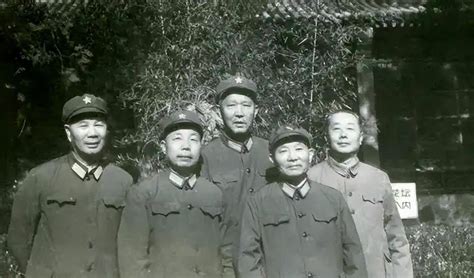 他下放当军区副司令，却被监护，生活谨小慎微，怕有人对他有图谋领导工作傅崇碧