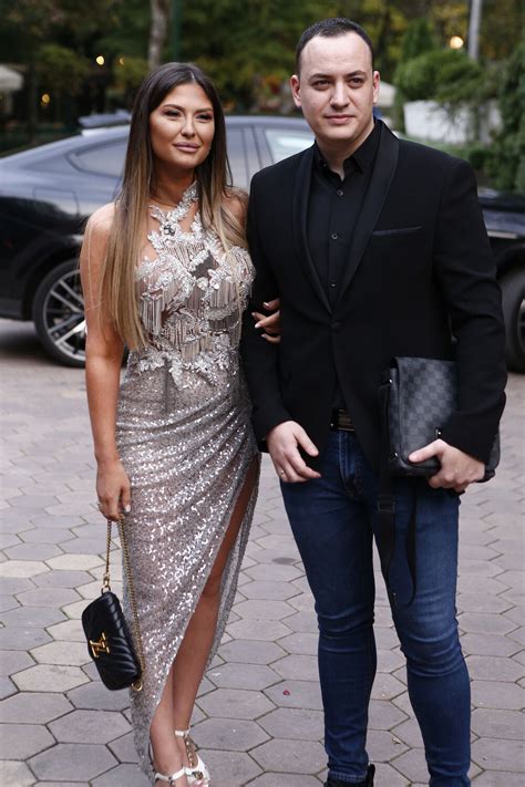 Ana Radulović U Jednodelnom Bikiniju Media