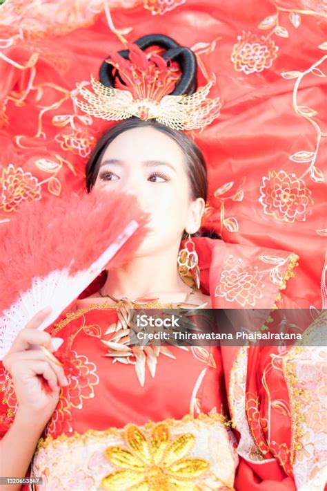 Chinese Girl Wearing Ancient Chinese Dress Or Cheongsams Dress