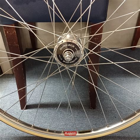 チクロ イプシロン京都府長岡京市のロードバイクショップ 組み立てた車輪 前輪はラージハブでエアロスポークをダブルクロスでクロス部分上下を結線 後輪はスモールハブでエアロスポークをダブル