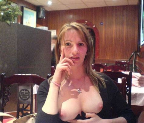 Foto Wife Tipping The Waiter