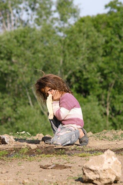 Premium Photo Girl Sitting On Land