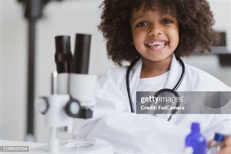 Medical Student Microscope Photos And Premium High Res Pictures Getty
