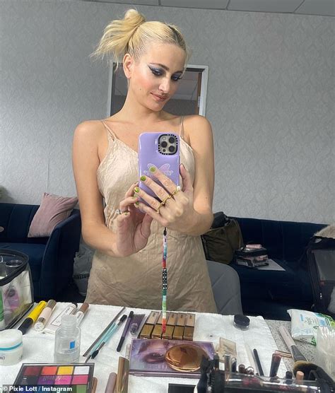 Pixie Lott Shows Off Her New Short Hairstyle As She Enjoys An Al Fresco