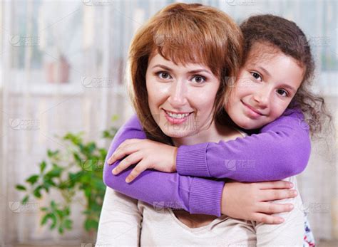 注视镜头母亲幸福小的女儿30到39岁水平画幅父母家庭生活白人