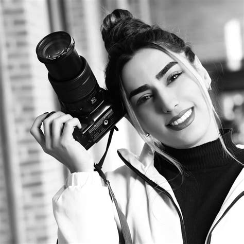 اون لحظه‌ای که داری تایپ می‌کنی، یهو به خودت میای میگی آخه به کی دارم چی میگم، و پاک میکنی