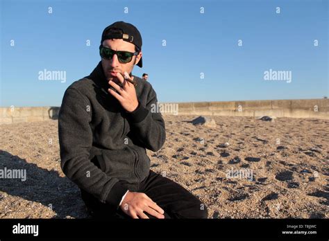 Mann Zigarre Meer Fotos Und Bildmaterial In Hoher Auflösung Alamy