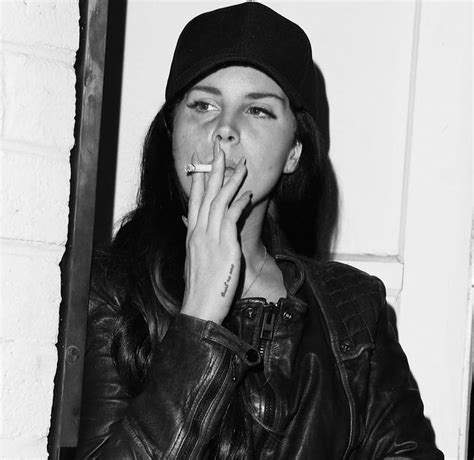 Lana Del Rey Smoking Photos Celebrities Celebrity Style
