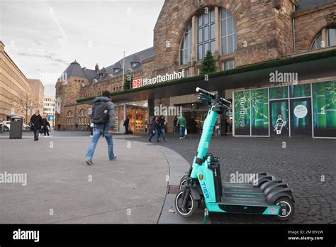 Bild Eines Elektrorollers Auf Dem Bürgersteig Einer Straße In Aachen