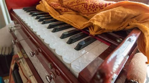 Complete Guide To Your Harmonium Harmonium 101