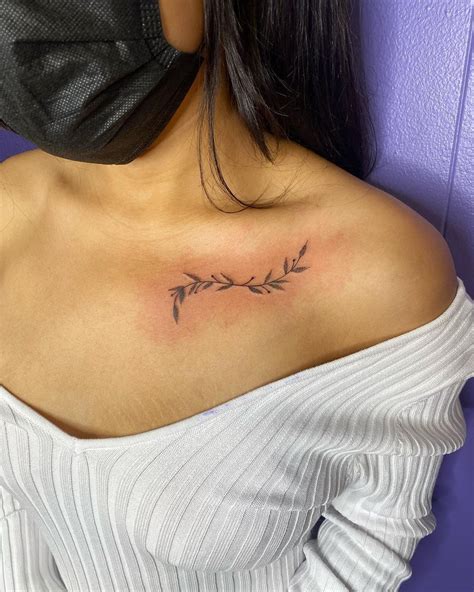 Nice 23 Collar Bone Tattoos For Everybody In 2021 Spine Tattoos Mom Tattoos Body Art Tattoos