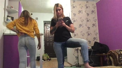 Two Girls Casually Wet Jeans 日本語で