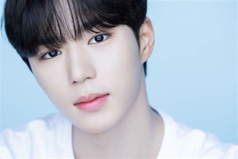 위아이 김준서 ‘무결점 비주얼 새 프로필 사진 공개