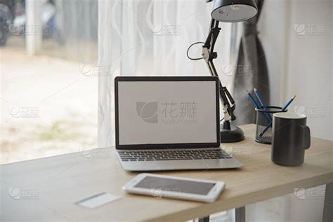 企业高管家庭办公室办公桌背景概念。商务电脑空的家庭办公桌子，桌面模拟笔记本电脑，笔记本电脑，平板电脑素材 花瓣网