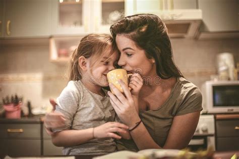 De Moeder En De Dochter Hebben Samen Pret De Mama Liet Me Koffie