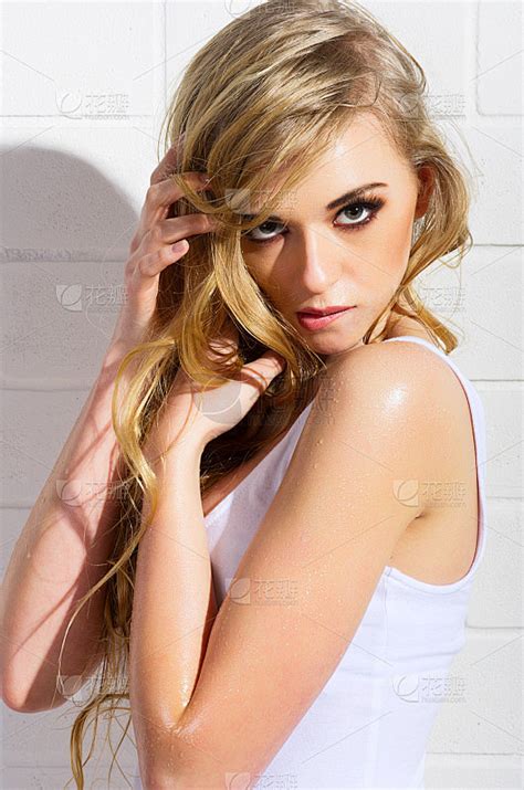 女性强光写真普通版