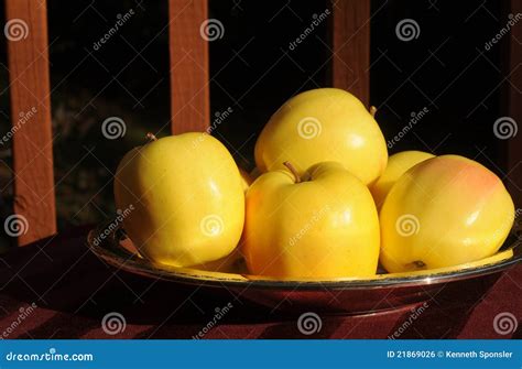 Manzanas De Oro Foto De Archivo Imagen De Brillante 21869026