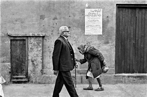 Passer By 是什么意思？passer By的学习方法【知识点总结】【n 过路人；经过的人】极速英语