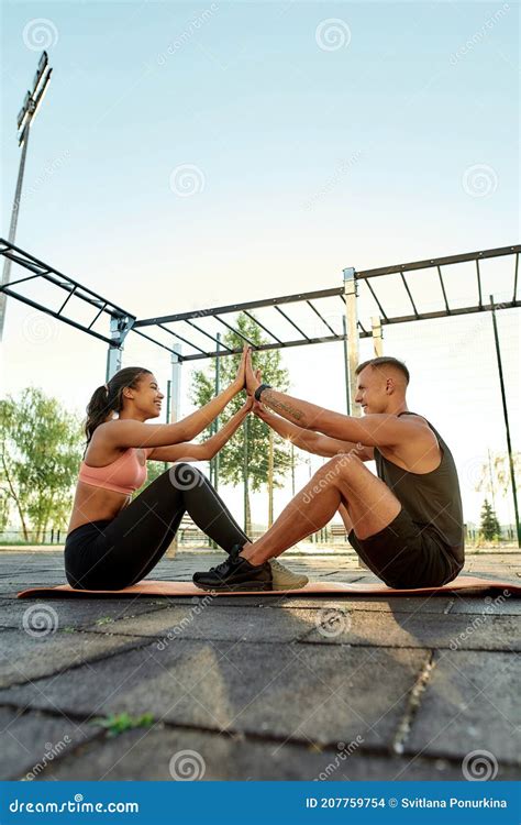 Glada Unga Idrottare Som Ger Höga 5 Och Leende Arkivfoto Bild Av Muskel Stad 207759754