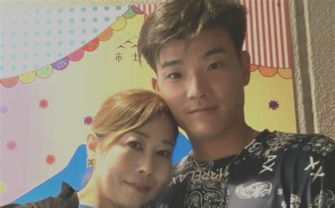 「50代になって初めて」娘の同級生から猛アプローチ→21歳差で結婚した女性（54）が明かす、180度変わった考え方 文春オンライン