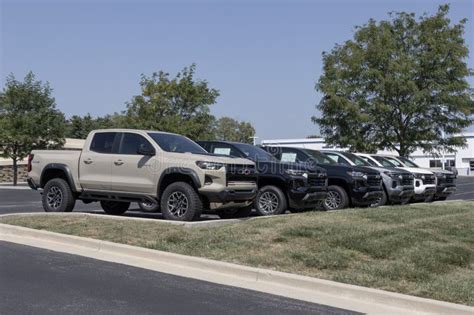 Chevrolet Colorado Pickup Display Chevy Offers The Colorado In Wt Lt Trail Boss Z71 And Zr2