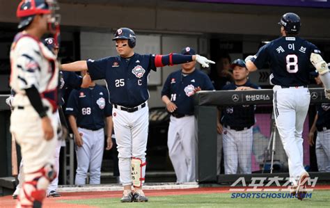 How Yang Eui Ji Greets Both The Batter And The Runner At The Same Time Sportschosun