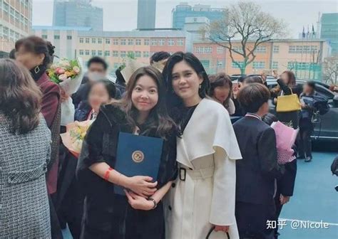 李富真不愧是 韩国最美富二代”：露臂不露肩，短发微卷，真优雅 知乎