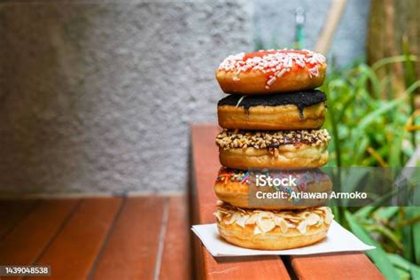 Berbagai Macam Donat Berwarnawarni Dengan Berbagai Macam Topping Cokelat Kacangkacangan Almond