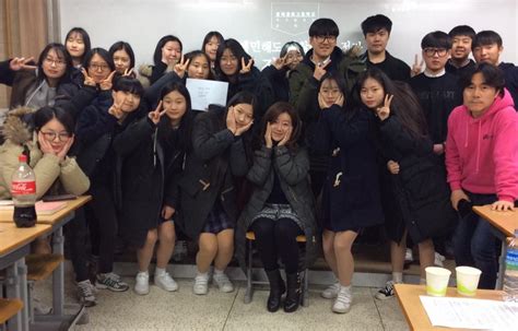 북스코프 동해 광희고등학교 작가탐방반 글에빗 회원들과 이은의 저자의 만남 두 권의 책을 꼼꼼히