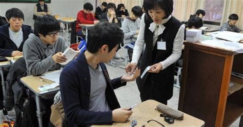 دانش‌آموزان در کره جنوبی بابت اتمام ۹۰ ثانیه پیش از موعد آزمون از دولت غرامت خواستند